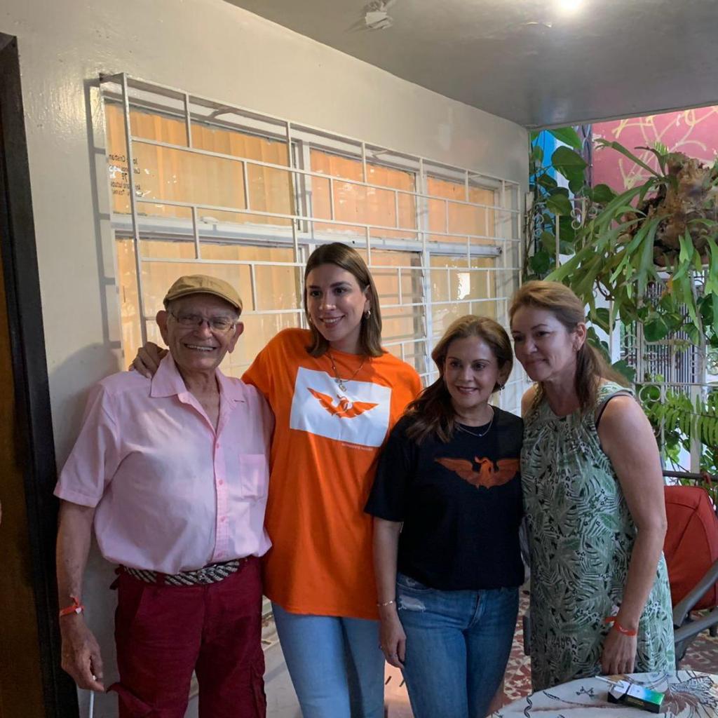 Fernanda Rivera y Bárbara Fox, recorren el Puerto de Topolobampo.